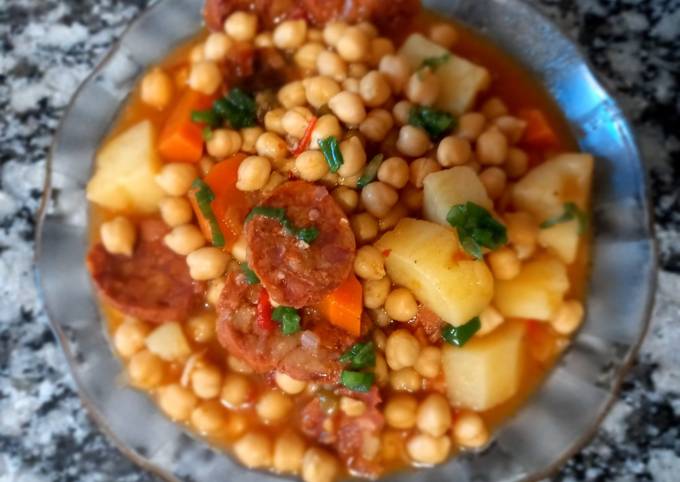 Guiso de Garbanzos y Chorizo Colorado Receta de Paola Andrea Pasin- Cookpad
