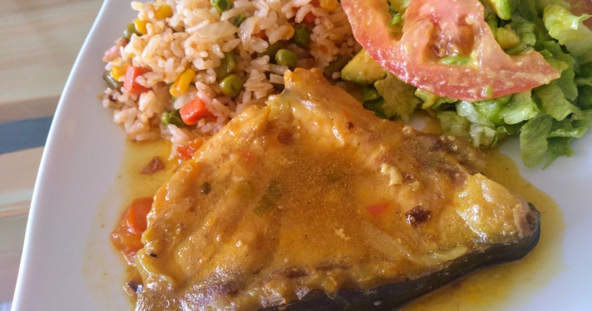 Pescado Amarillo En Salsa Y Ensalada Con Aderezo De Aguacate Receta de ...