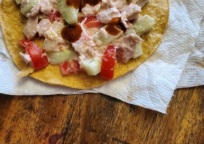 Tostadas de atún con jitomate y pepino Receta de Lupita Bernal Mtz- Cookpad