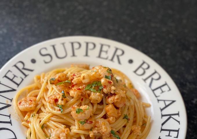 Spaghetti with Creamy Chilli Garlic Prawn Recipe by fina dwi - Cookpad