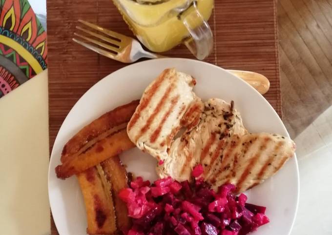 Pechuga asada, plátano dulce y ensalada roja Receta de Estefany ...