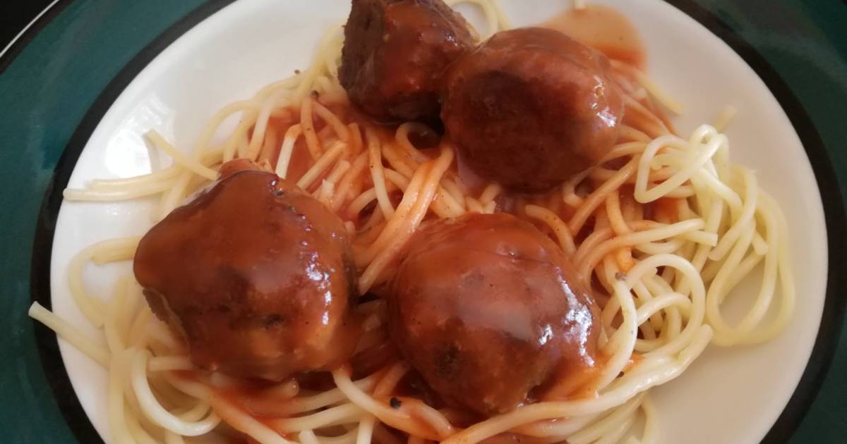 Spaghetti con albóndigas Receta de Cyndy Lopez- Cookpad