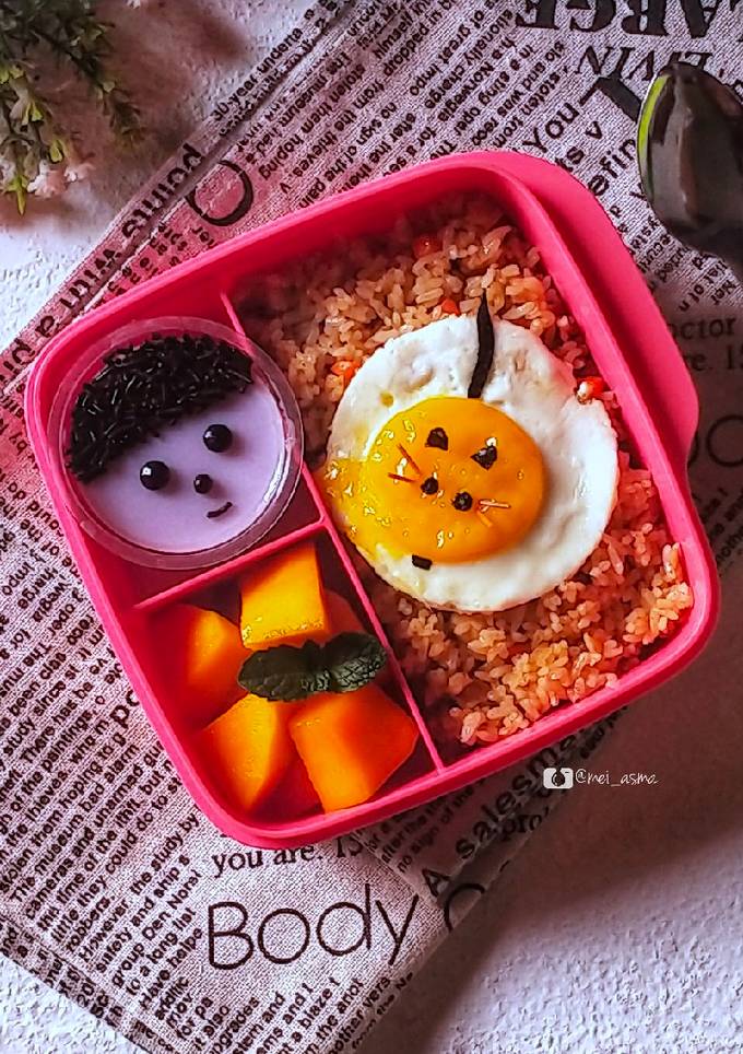 Resep Bento Box Simple (Nasi goreng ayam, telur ceplok) oleh memey - Cookpad