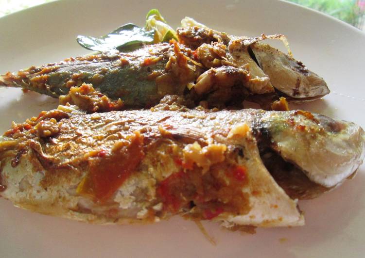 Resep Ikan Kembung Sambal Terasi Oleh Adventuresincooking Cookpad