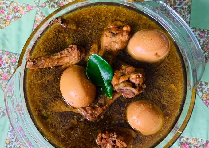 Resep Semur Telur dan Ayam Kecap Bumbu Sederhana oleh Resty Utama - Cookpad