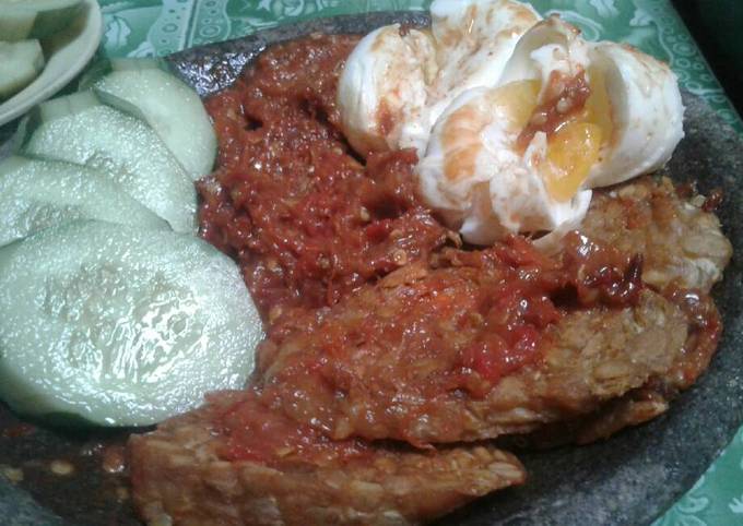 Resep Tempe dan Telur Penyet ala Warung Penyetan Pinggir Jalan oleh ...