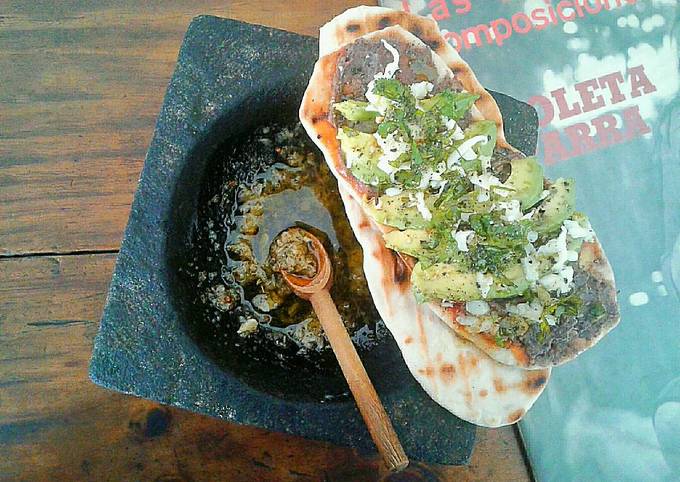 Tostadas con Paté de Porotos Negros, Palta, Oliva y Ajo Receta de ...