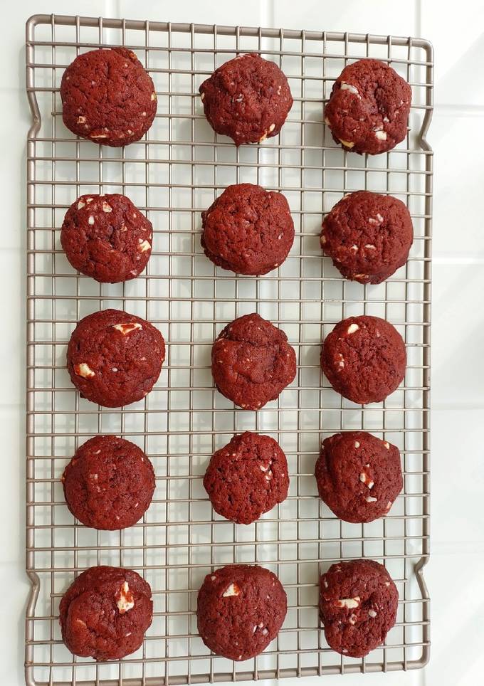 Resep Soft Chewy Cookies Red Velvet oleh ℝ_𝕪𝕒𝕟𝕥𝕪𝕪 - Cookpad