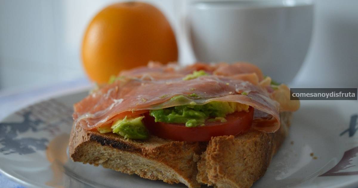 Tostada de pan integral jamon, tomate y aguacate Receta de Angelamor16 ...