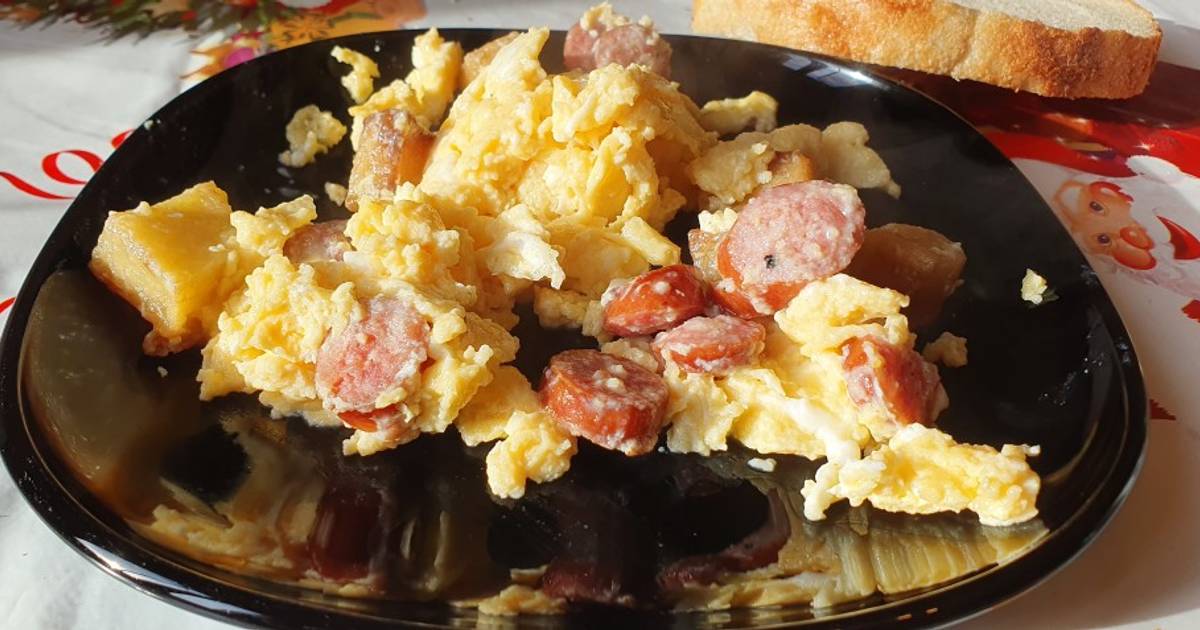 Omletă cu cârnați, brânză de oaie și cartofi prăjiți, rețetă de alex ...