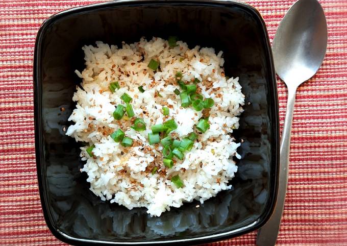 Sesame chive rice Recipe by Uzzie's lunchbox - Cookpad