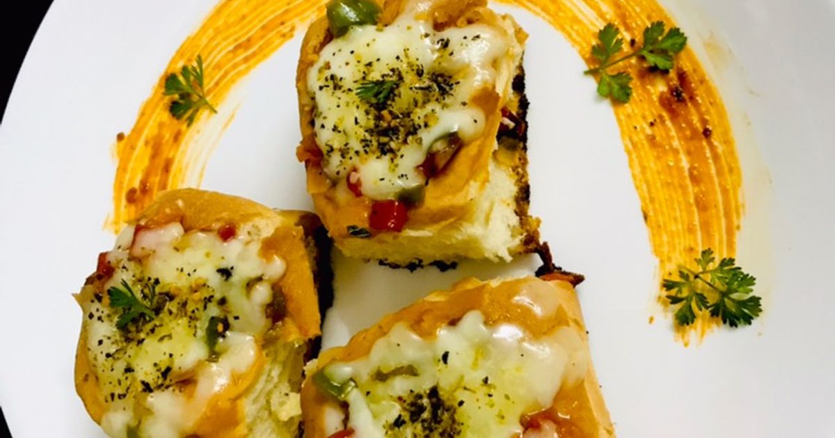 Stuffed Cheese Veggie Pav Pizza Recipe by Rashmi Kapil Garg - Cookpad