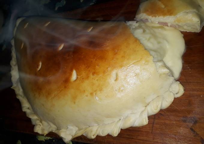 Calzone de jamón, queso y salsa blanca Receta de Mati Ramirez- Cookpad