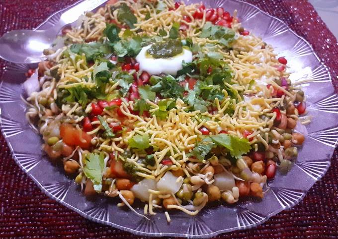 Sprouted green moong and chana chaat Recipe by Tina Vaid - Cookpad
