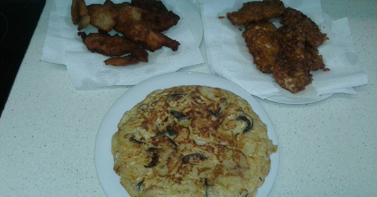 Tortilla De Patata Con Calabacín Y De Acompañamiento Pechuga De Pollo ...