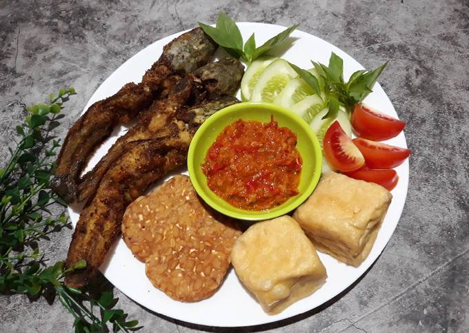 Resep PECEL LELE LAMONGAN oleh Bulbul Kitchen 🍅 - Cookpad