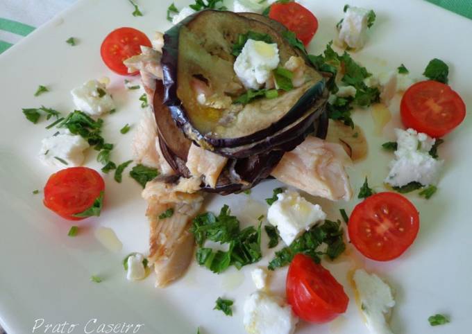 Mil folhas de beringela grelhada com filetes de truta em escabeche ...