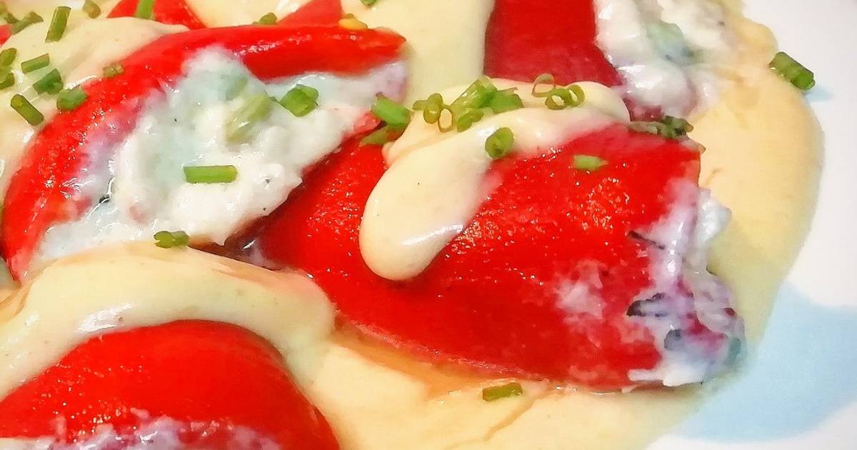 Piquillos rellenos de Bacalao y Gambas con crema de bogavante Receta de ...