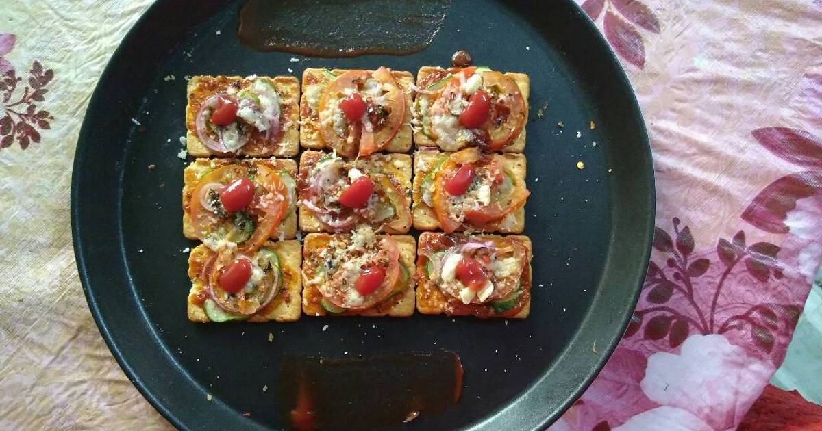 Crackers Cheesy Pizza Starter Recipe by Shakuntla Tulshyan - Cookpad