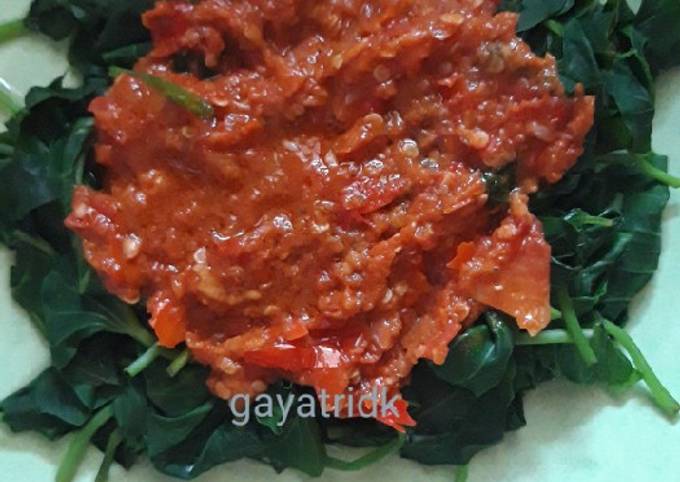 Resep Plecing kangkung lombok oleh Gayatri DK - Cookpad