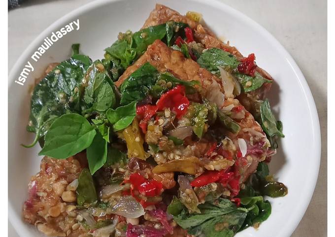 Resep Tempe Penyet Daun Kemangi oleh Ismy Maulidasary - Cookpad