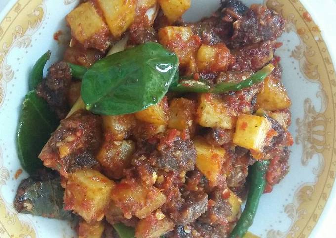 Resep Daging balado kentang oleh Fine Effendi - Cookpad