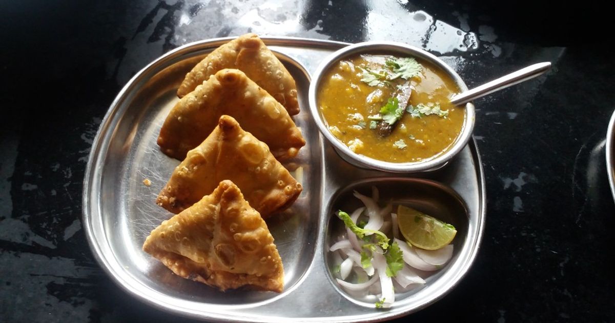 Crispy Halwai Style Khasta Samosa Chole Recipe by Varsha Narayankar ...