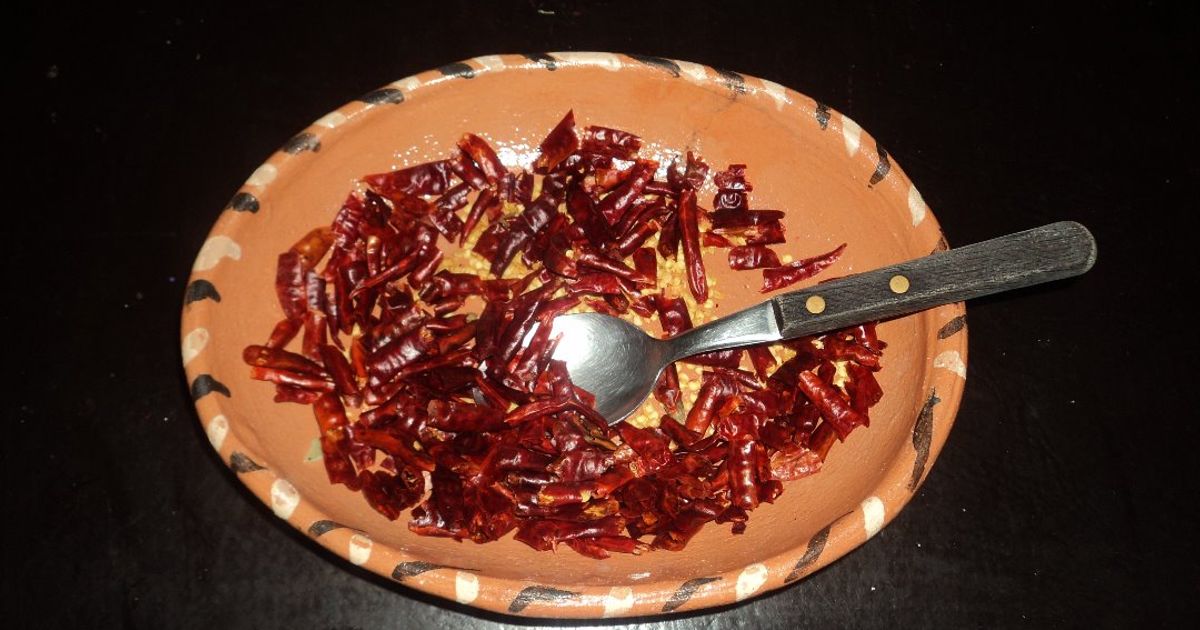 Chiles De árbol Asados En Horno De Leña Con Tequila Para Salsa Y ...
