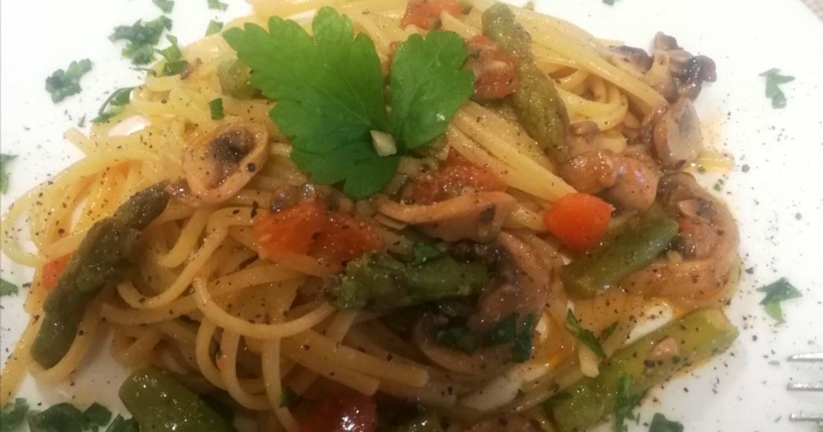 Ricetta Bavette Con Asparagi, Pomodorini Freschi E Funghi Champignon di ...