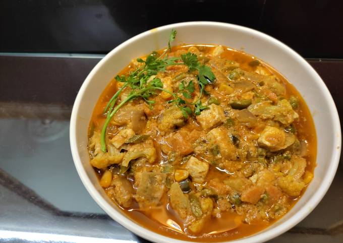 Shahi Mix Veg Handi Recipe by Zainab Hossain - Cookpad