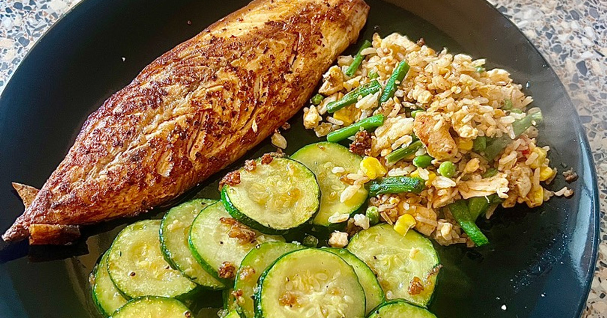 Cách Làm Món Cá Thu áp Chảo Và Bí Ngòi Xào Bơ Tỏi của Emily Luu - Cookpad