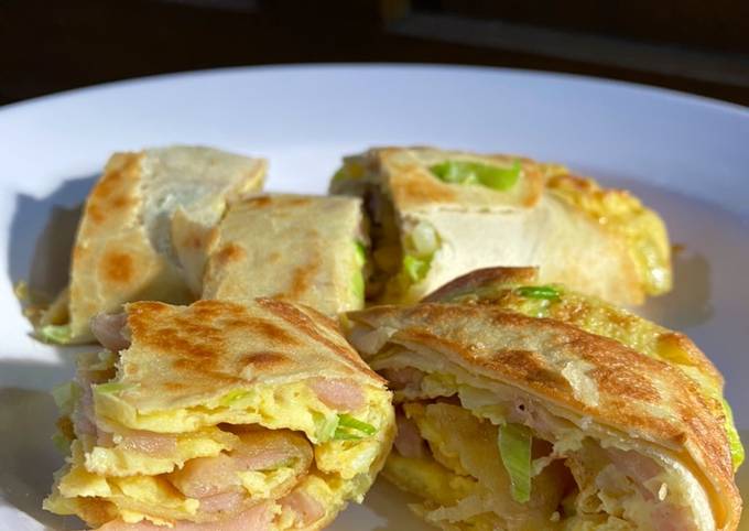 Resep Tortilla isi Telur dan Sosis (snack time) oleh Shena Amalia - Cookpad