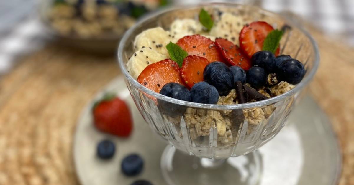 Vasitos de yogur con fruta y granola Receta de Bea M- Cookpad