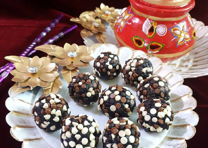 Chocolate Chips Laddu Recipe by Asmita Rupani - Cookpad