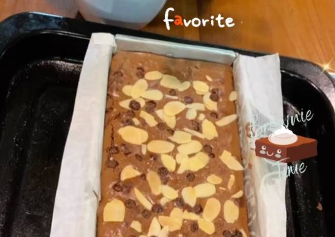 Resep Shiny crust brownies almond chocochips oleh Uthee Tresna - Cookpad