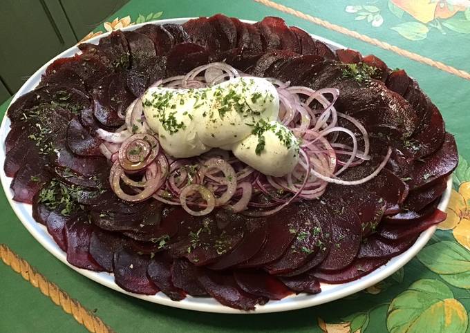 Carpaccio de betteraves à l'oignon rouge, mozzarella et persil (sauce ...