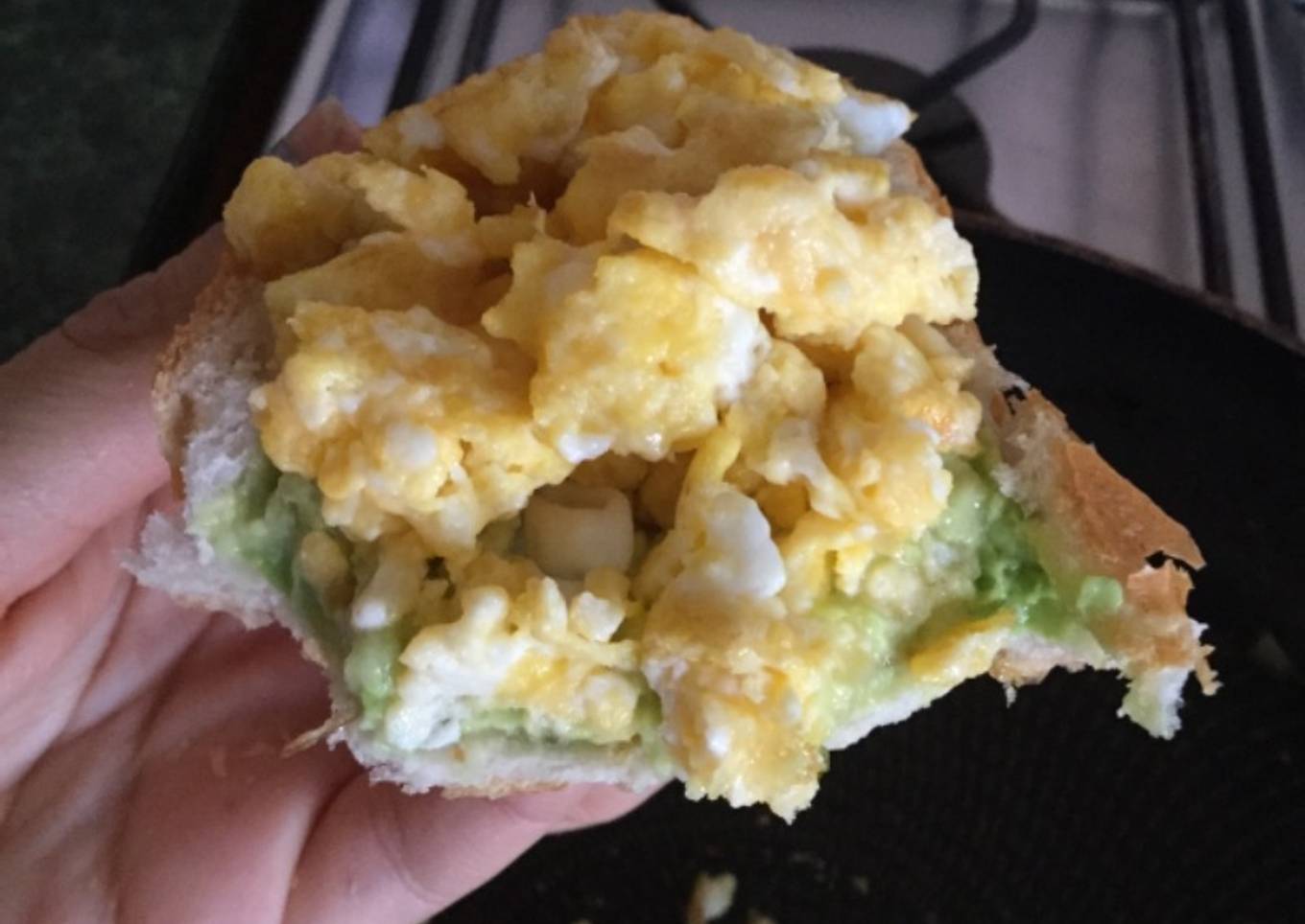 Pan con huevos revueltos y aguacate (palta)