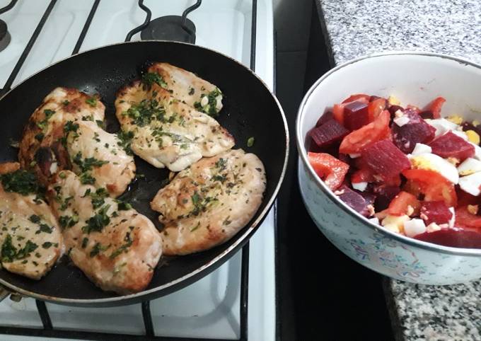Pechugas de pollo a la provenzal con ensalada de remolacha Receta de ...