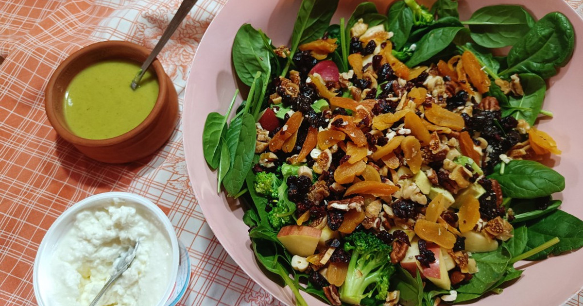 Σαλάτα με σπανάκι, μπρόκολο, μήλο αβοκάντο και τυρί Cottage Συνταγή από ...