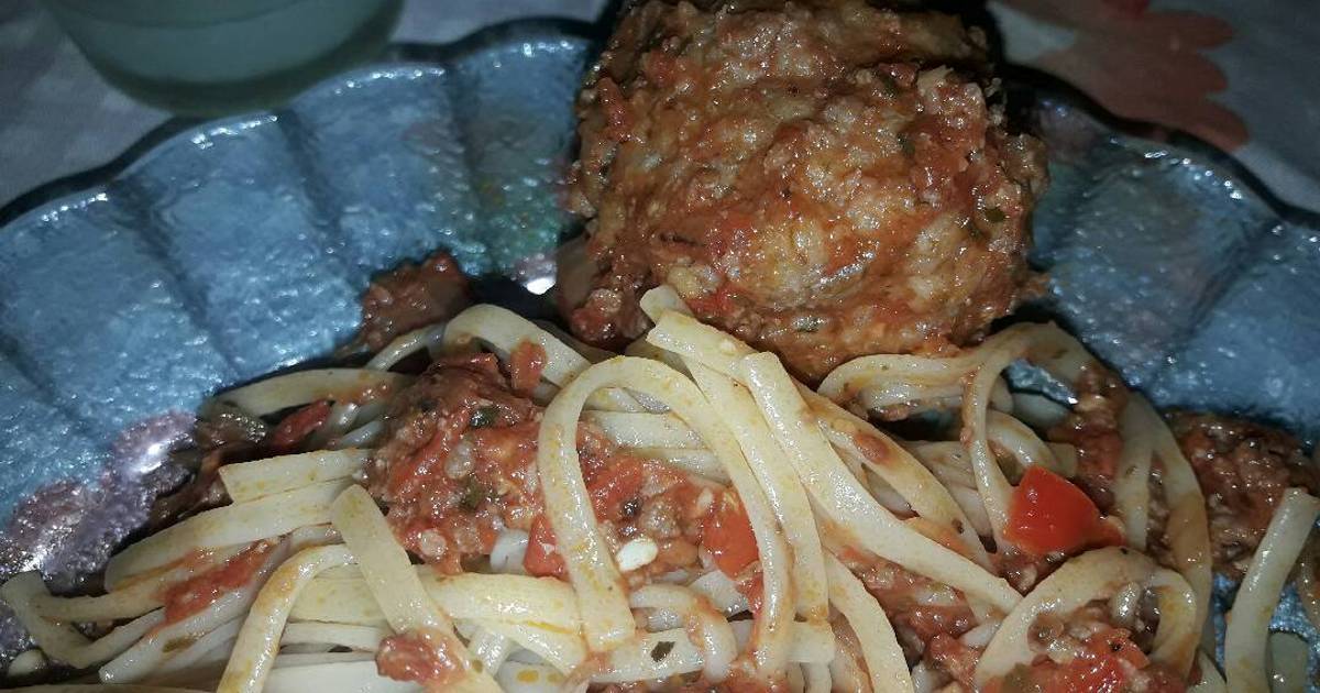 Spaghetti con salsa y albóndigas de ternera Receta de Aguus Klekner ...