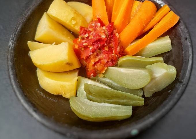 Resep Waluh Kentang Wortel Kukus & Sambal oleh Hadleny Kitchen - Cookpad