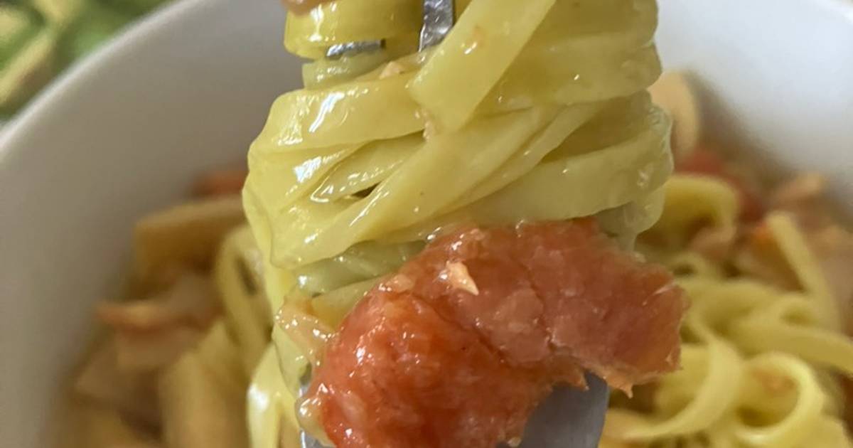 Spaghetti de trigo y soja verde con bacalao, salmón y brote de bambú ...
