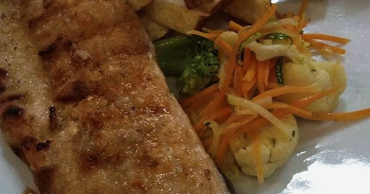 Salmón gratinado al horno con papas y verduras al vapor Receta de Jone ...
