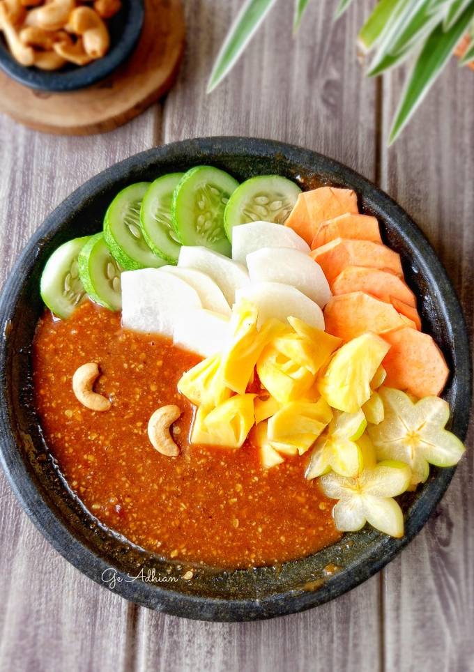 Resep Rujak Buah Bumbu Kacang Mede oleh Ge Adhian - Cookpad