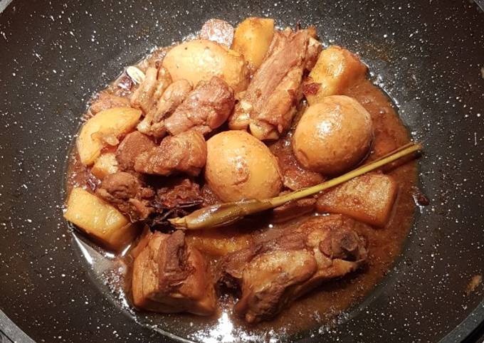 Resep Semur ayam telur kentang rempah oleh Ayis Nurwita - Cookpad