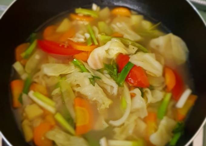 Resep SOP Sederhana oleh nisafajariko - Cookpad