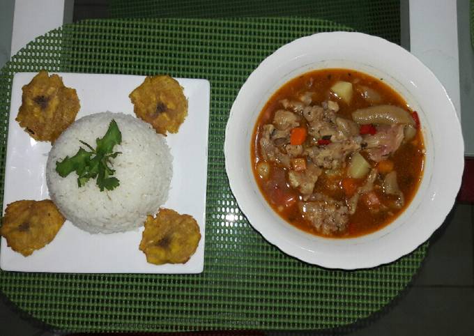Cocido de patica de cerdo con arroz blanco y plátano frito Receta de ...