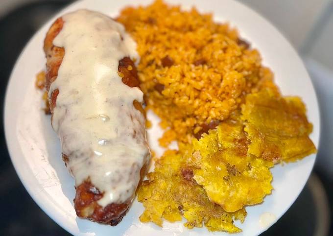 Pechuga rellena de amarillo en salsa blanca, arroz con habichuelas y ...
