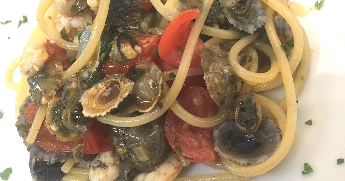 Spaghetti With Limpets, Clams, And Cherry Tomatoes Recipe By Milco ...