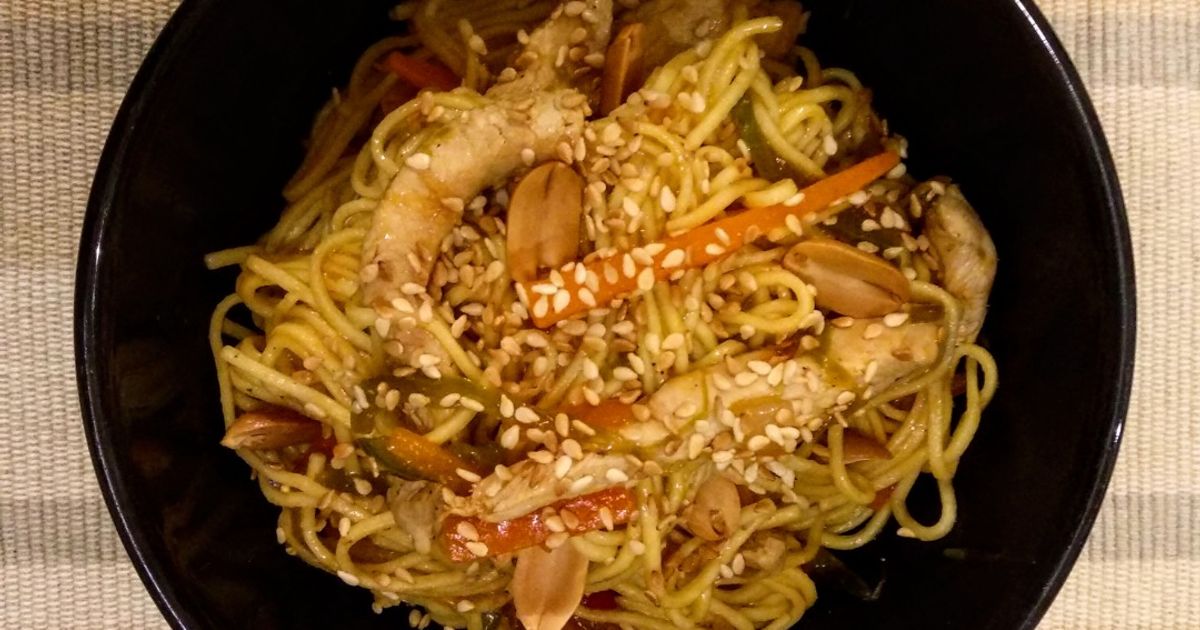 Noodles με σπιτική γλυκόξινη σάλτσα, κοτόπουλο και φυστίκι ...